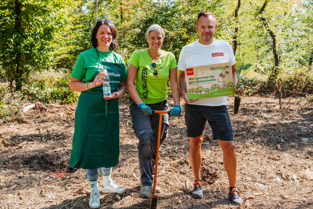 PENNY and Waldquelle planted the first 200 trees of the Stöpselwald ...